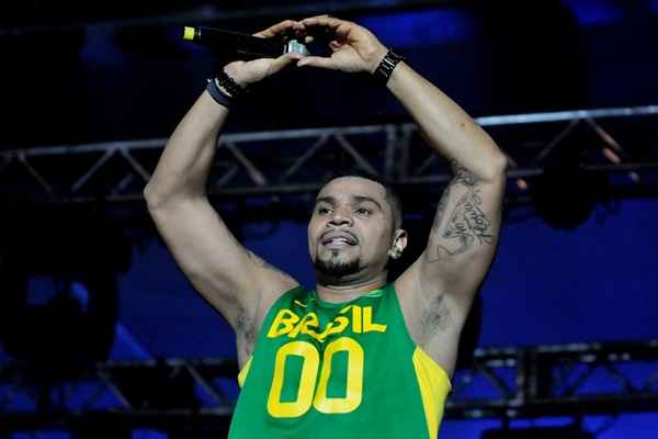 Naldo embala a comemoração dos torcedores do Brasil no Taguaparque