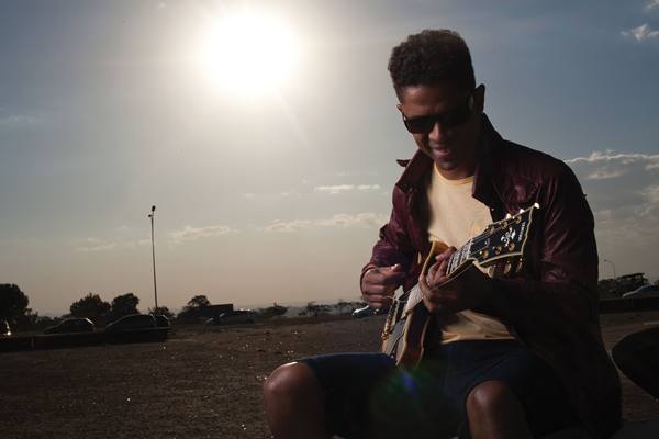 Alexandre Carlo, do Natiruts, lança novo clipe na internet