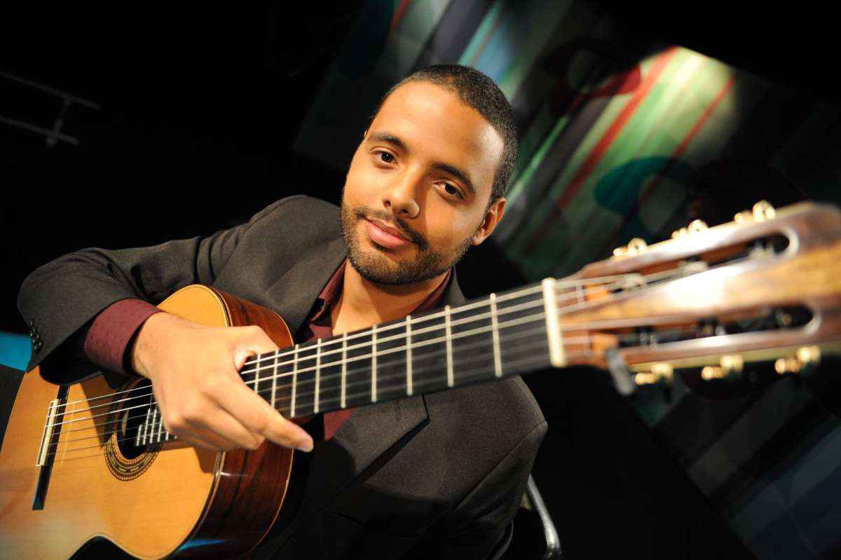 Instituto Cervantes de Brasília recebe show de violonista clássico
