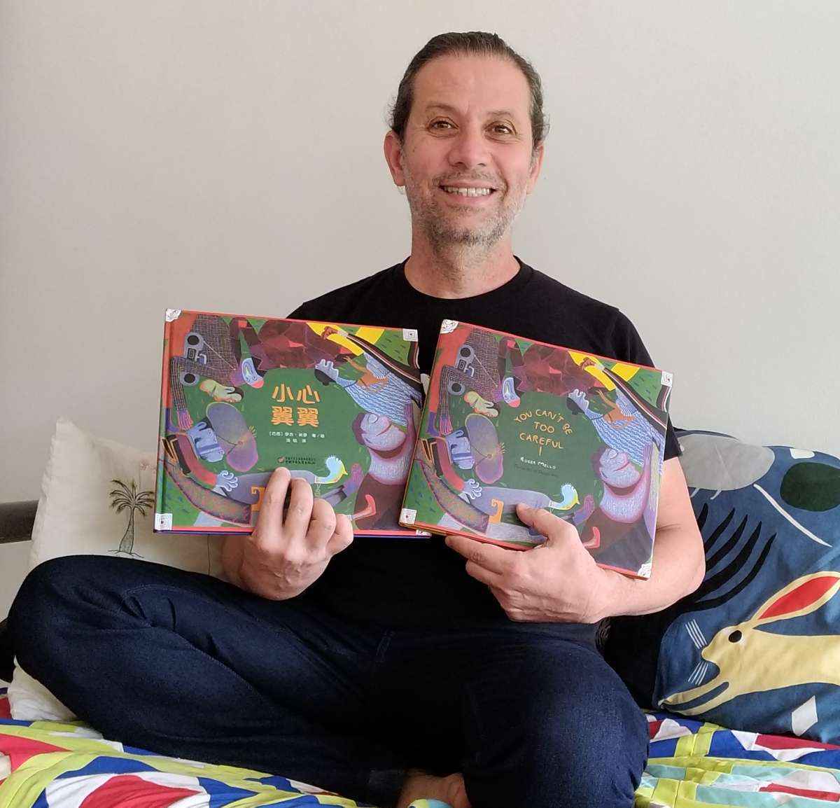 Roger Mello lança dois livros nos Estados Unidos: um é inédito no Brasil