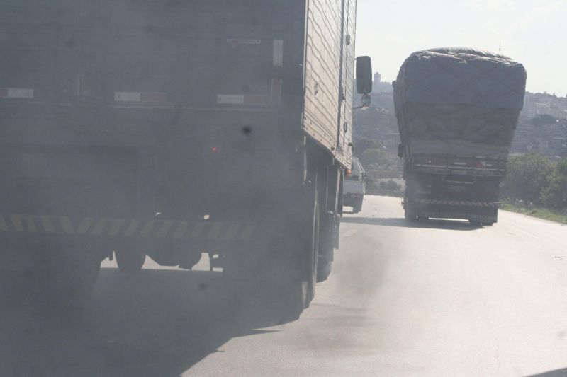 Novos caminhões deverão emitir 30% a menos de poluentes na UE até 2030