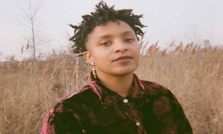 Em primeiro álbum solo, americana Denitia assina trabalho com brasileiros